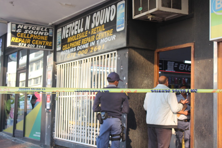Rooftog by selfoonwinkel amper soos Wilde Weste-fliek | Die Papier